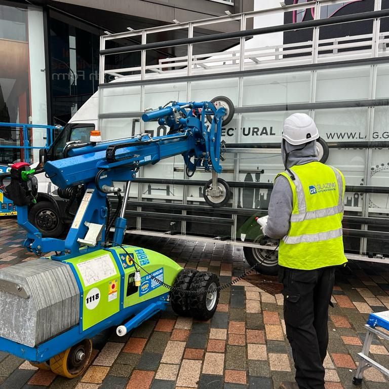 Glazing Robot helps install huge glass panel - Winlet